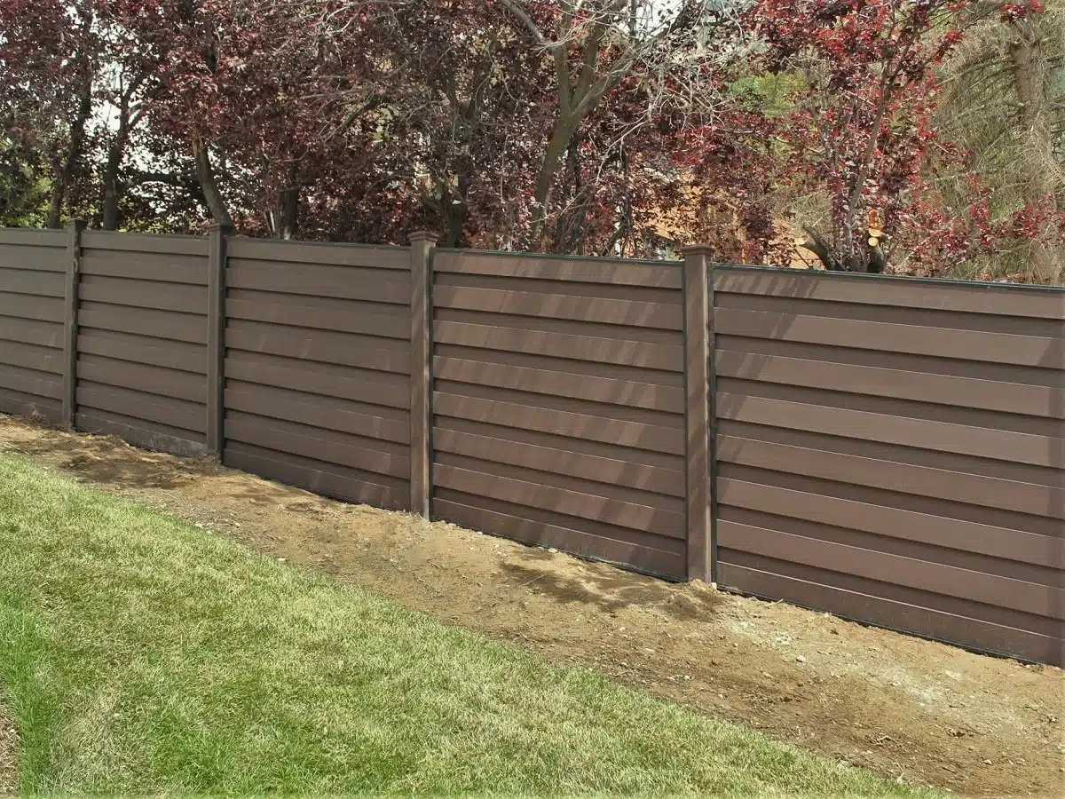 Stepping and Sloping Horizontal Fencing | Trex Fencing FDS